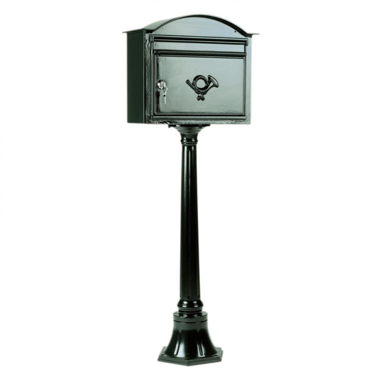 Postkasse B7 på fod. Postkasser på stander, væghængte postkasser.